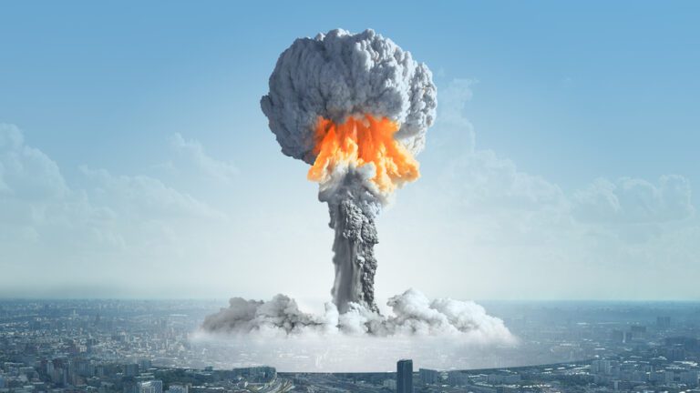 U.S. vs. Russia: Who Has The Best Nuclear Weapons? - Light on Politics